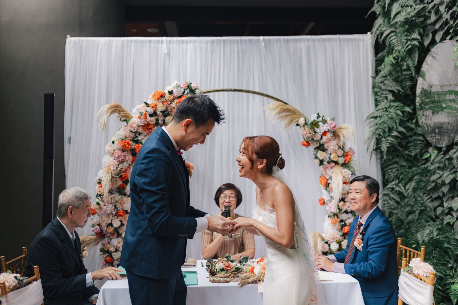 Yu Rong and Tzin's Joyful, Bubbly Wedding at Quenino at Artyzen ...