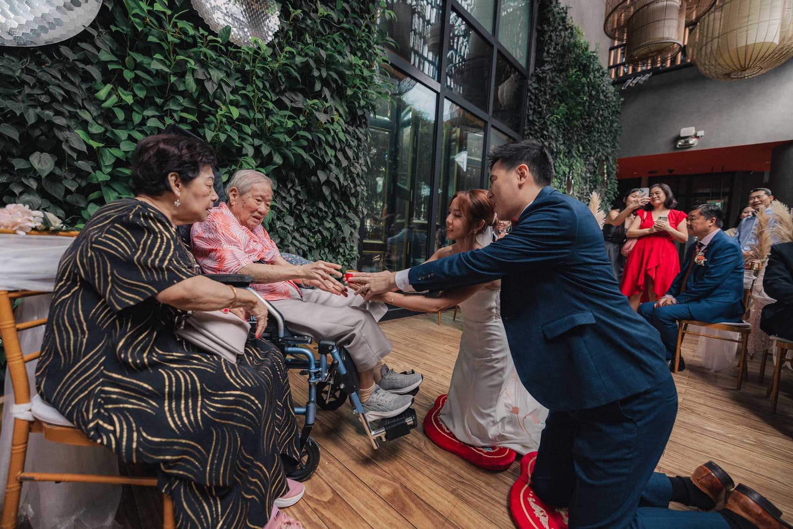 Yu Rong and Tzin's Joyful, Bubbly Wedding at Quenino at Artyzen ...